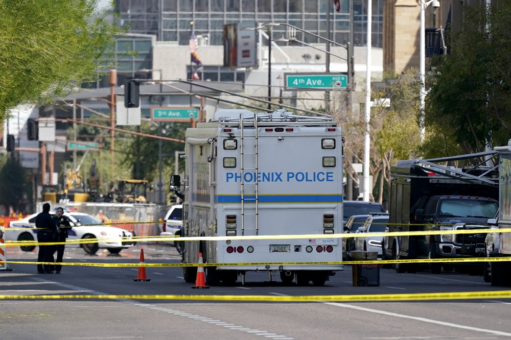 Shooting Outside Federal Court in Phoenix Wounds Officer | Omaha Daily ...